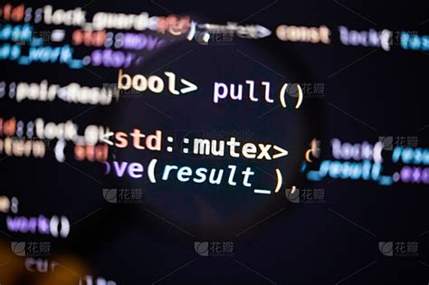 用放大镜在显示器屏幕上显示软件代码