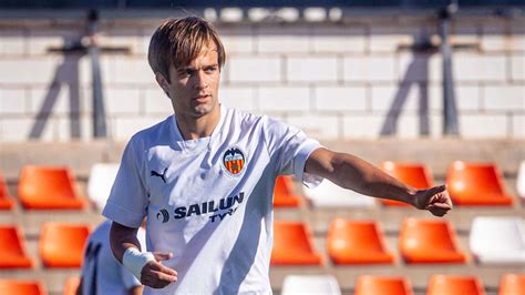 Quién Es Mario Domínguez La Perla De La Cantera Del Valencia Goal