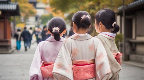매혹적인 광경 전통 기모노를 입은 일본 소녀들이 거리를 우아하게 산책합니다 전통 배경 산책 배경 시력 배경 이미지 Hd 전통 산책 시력 배경 사진 무료