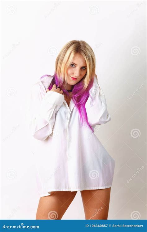 Modelo De La Mujer Joven Con El Pelo Brillante En Una Camisa Blanca