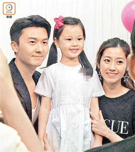 王浩信陳自瑤囡囡戴四方帽溫馨團圓 東方日報