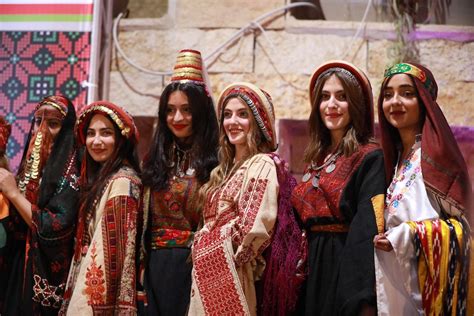 Putting Palestinian Embroidery On Display Middle East Monitor