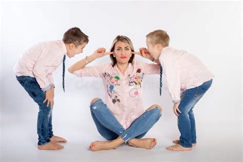 Zwei Jungen Mit Ihrer Mutter Stockbild Bild Von Lachen Mode 103197641