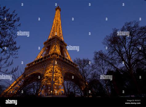 Eiffel Tower Light Show Fotos Und Bildmaterial In Hoher Auflösung Alamy