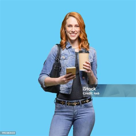 2029세 성인 미정 빨간머리 백인 여성 젊은 여성서 청바지 팬츠 더블 데님 데님 재킷 웃고 쾌활 웃음 시원한 자세의 카메라를 바라보는 1인 허리 정면 시원한 태도 20