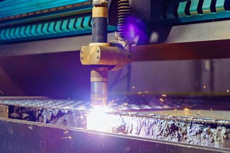 금속 현대 산업 기술의 스파크 라이트 Cnc 레이저 절단으로 판금 판을 절단하는 파이버 레이저 절단기 프리미엄 사진