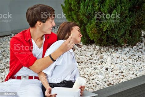 함께 야외에서 점심을 먹는 남자와 여자 커플 은 감자 튀김을 먹고 패스트 푸드와 길거리 음식의 개념 종이 용기와 일회용 컵의 음식 18 19세에 대한 스톡 사진 및 기타