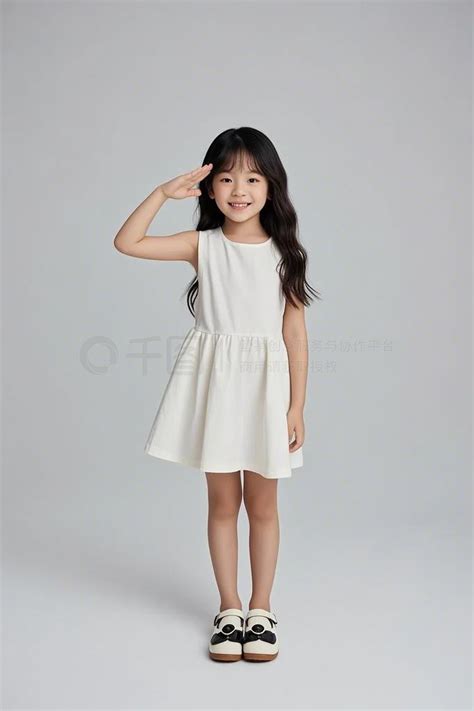 儿童ai数字艺术 摄影图简约风小女孩敬礼微笑白色连衣裙儿童人像照片 Ai人像免费下载 Png格式 2728像素 编号71270423 千图网