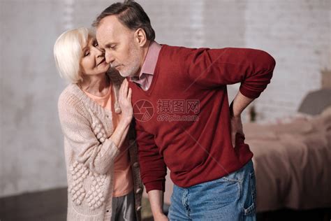 高级的妻子安慰她的丈夫背痛高清图片下载 正版图片502404946 摄图网