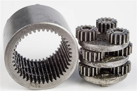 밝은 테이블에 작은 장치에서 행성 장치 기어 바퀴 전문가 장치에서 흰색 배경입니다 0명에 대한 스톡 사진 및 기타 이미지 0명 3차원 형태 강철 Istock