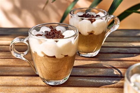 나무 테이블에 유리 컵에 전통적인 이탈리아 디저트 티라미수 국가 요리 조리법 여름 상쾌한 커피 크림 달콤한 무스 요리 0명에 대한 스톡 사진 및 기타 이미지 Istock