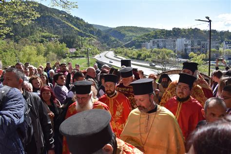 Духовен празник в Перник Стотици перничани се докоснаха до десницата на Свети Георги СНИМКИ