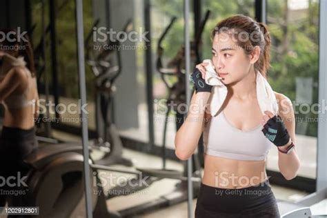 아름다운 아시아 의 여자 이다 하기 운동 에 그만큼 체육관 가냘픈에 대한 스톡 사진 및 기타 이미지 가냘픈 건강한 생활방식