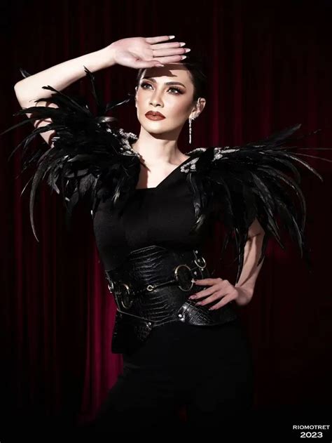 7 Pemotretan Terbaru Cut Tari Yang Tampil Glamor Dipuji Awet Muda