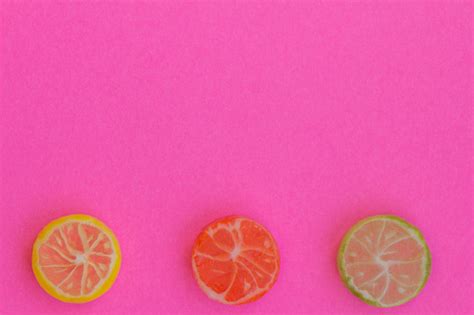 감귤 류 의 형태로 색된 사탕의 창조적인 보기 여름 색상에 핑크 종이 배경 여름의 개념적 이미지입니다 미니입니다 추상화입니다 창의력입니다 3가지 개체에 대한 스톡 사진 및