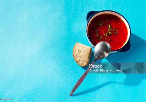 보르슈트접시 금속 스푼 호밀 빵 한 조각 붉은 사탕무 수프 국가 요리 공지 전단지 메뉴 및 항목에 대한 템플릿입니다 0명에 대한 스톡 사진 및 기타 이미지 Istock