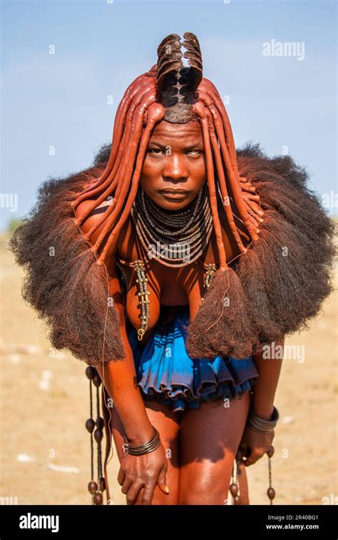 Portrait Dune Jeune Femme De La Tribu Himba Avec Une Coiffure