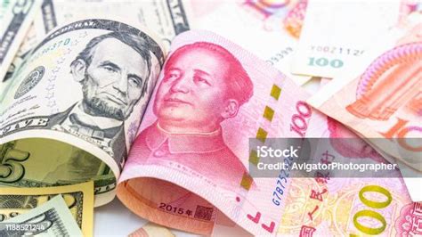 중국 종이 통화 위안 인민 폐 지폐 흰색 배경 지폐 백위안 더 많은 중국 위안 배경 중국 또는 아시아 성장의 경제 미국 의 무역 전쟁 개념 0명에 대한 스톡 사진 및 기타