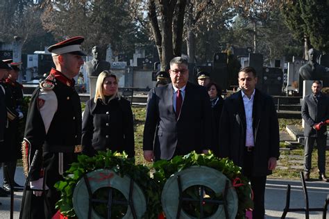Делегација на Владата положи цвеќе на вечното почивалиште на Киро Глигоров Скопје1 мк