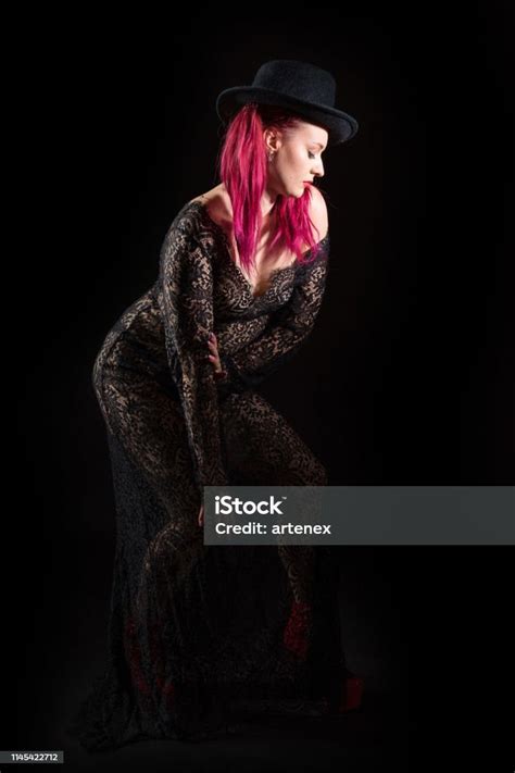 레이스 드레스와 모자를 입고 빨간 긴 머리를 가진 아름 다운 여자 현대 패션 검은 배경의 아름다움 초상화입니다 가냘픈에 대한