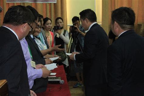 Аймгийн иргэдийн Төлөөлөгчдийн хуралд нэр дэвшигчдэд үнэмлэхийг гардуулан өглөө