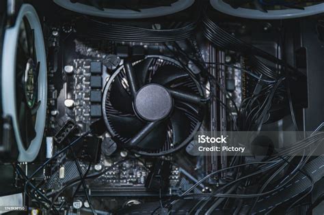 전선이 있는 내부 컴퓨터 마더보드 컴퓨터 시스템 장비 및 내부 전선이 있는 부품 Cpu에 대한 스톡 사진 및 기타 이미지 Cpu 깨끗한 깨짐 Istock