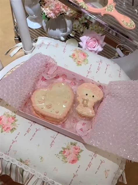 Hello Kitty Macarons