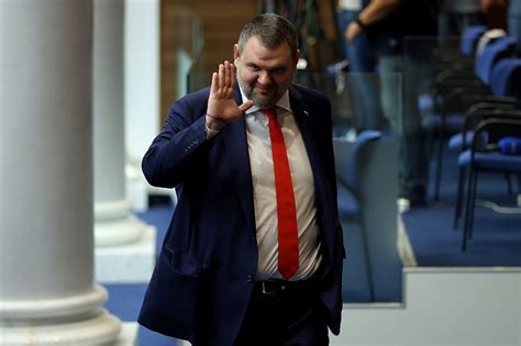 Мистерия с Пеевски хората на Доган го обявиха за беглец в Дубай укрил се заради фалшиви пари