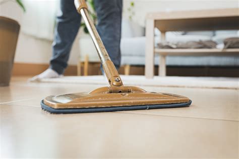 거실에 마이크로 화이버 젖은 걸레 패드로 바닥을 청소하고 걸레질하는 아시아 여성 집에서 집안일을 하는 여자 가구에 대한 스톡 사진 및 기타 이미지 Istock