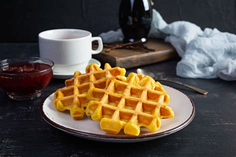 딸기 잼달콤한 호박 와플 벨기에 와플과 함께하는 맛있는 아침 식사 건강한 식생활에 대한 스톡 사진 및 기타 이미지 건강한 식생활 과일 금색 Istock