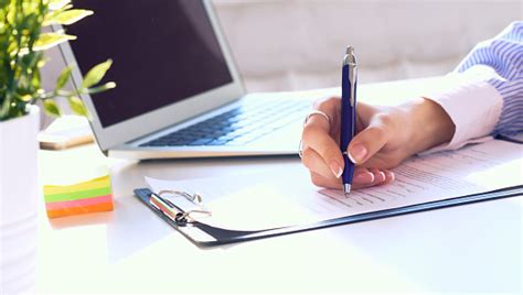 사무실 책상에 앉아 있는 사업가가 계약서에 서명하거나 메모를 합니다 경영자에 대한 스톡 사진 및 기타 이미지 경영자 계약서 공란 Istock