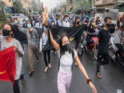 အမ်ိဳးသမီး သပိတ္ေခါင္းေဆာင္ ေနထိုင္သည့္ အေဆာင္အား စစ္တပ္က အရပ္ဝတ္မ်ား