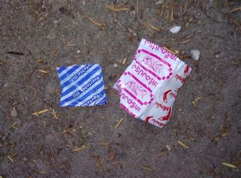 Würdet Ihr Auch Zu Erst Glauben Das Sind Kondomverpackungen Im Gebüsch Sex Frauen Männer