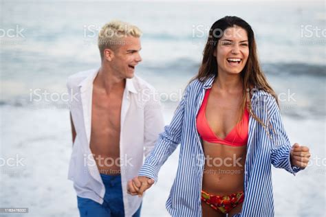 화창한 날에 해변에서 재미와 사랑을 가진 행복한 젊은 커플 2명에 대한 스톡 사진 및 기타 이미지 2명 남성 남자 Istock
