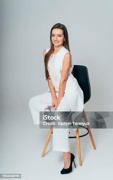 예쁜 비즈니스 여자의 자 및 백색 스튜디오 배경에 미소에 앉아 있다 블레이저에 대한 스톡 사진 및 기타 이미지 블레이저