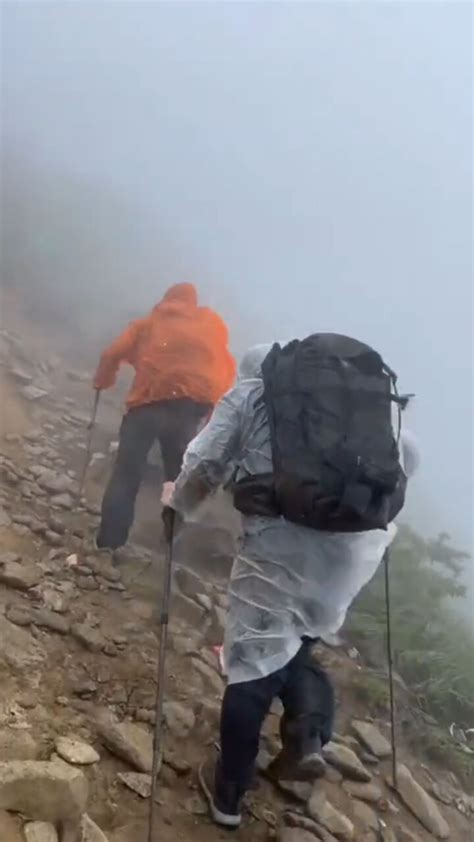 女孩爬武功山失温去世，官方辟谣“穿吊带”：经验不足发生意外腾讯新闻