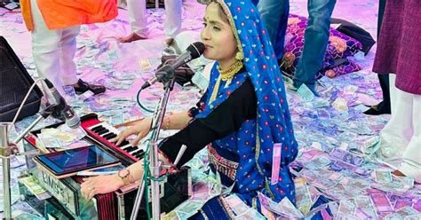 गुजरात में लोकल महिला सिंगर पर धनवर्षा पूरे स्टेज पर नोट ही नोट