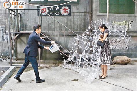 劉佩玥伍允龍「耍花槍」照頭淋 太陽報