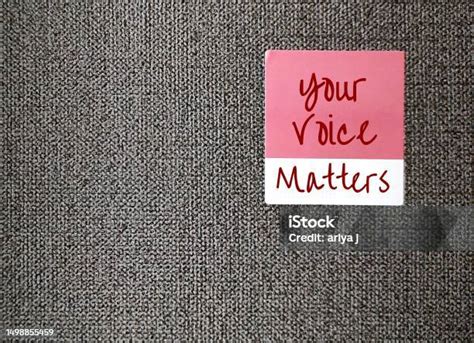 당신의 목소리가 중요하다는 텍스트가 쓰여진 벽지에 분홍색 스티커 하나의 내부 세계를 공공 장소로 표현하는 개념 모든 목소리를 들을 가치가 있습니다 어린이의 권리에 대한 스톡
