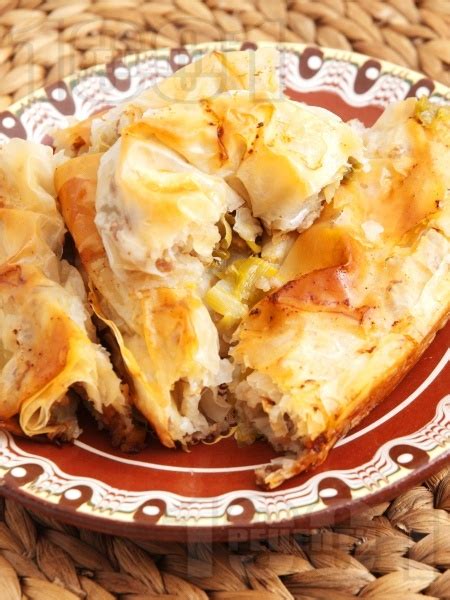 Вита месна баница от готови кори с кайма праз лук и пресен зелен лук