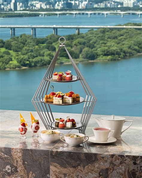 Cosmopolitan Korea 코스모폴리탄 코리아 제작비지원 눈부신 활약을 이어가고 있는 아이브를 2월호 커버 스타로 만났습니다 오는 2월 3일 컴백을 앞두고