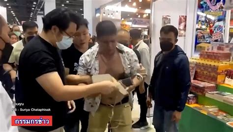 เค ร้อยล้าน ป่วน งานมหกรรมหนังสือ โดดล็อกคอ ธนาธร จึงรุ่งเรืองกิจ ก่อนตะโกนมีระเบิด