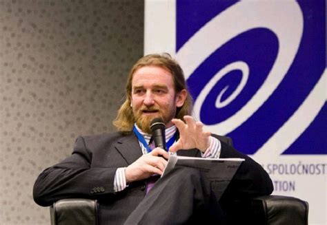 Americko Britský špión Tom Nicholson Je Stále Aktívny A Gorily Tiež