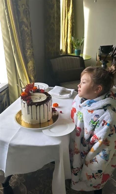 Canelo Álvarez Celebra A Su Hija Menor En Un Viaje A Suiza ¡hola