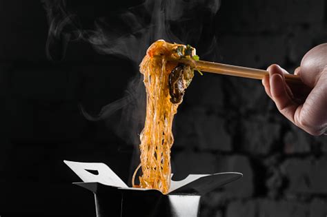 검은 배경에 웍 상자에 쌀 국수를 찐 패스트 푸드 배달 서비스 테이크 아웃 중국 길거리 식사 검은 음식 용기에 우동 0명에 대한 스톡 사진 및 기타 이미지 Istock