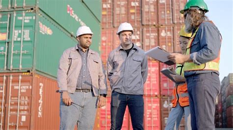 관리자는 엔지니어 및 컨테이너 작업자와 논의하고 운송 계획에 따라 컨테이너 유지 보수 시스템 및 화물 및 컨테이너 트럭의 적재 제어에 대한 운송 관리 절차 준비 물품을