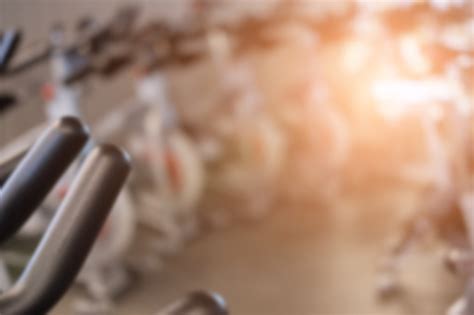 피트 니스 시설 센터 보디 빌딩 에어로빅 운동 운동을 위한 장비를 훈련 하는 스포츠와 헬스 클럽 체육관 인테리어 배경 흐림 0명에 대한 스톡 사진 및 기타 이미지 Istock