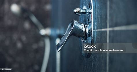 샤워기 손잡이 및 수도꼭지는 위생 미용 및 아침 일과를 위해 욕실에서 클로즈업합니다 청소 내부 및 빈 방 배관 세탁 및 집 장식을 위한 집에서 금속 물 레버 0명에 대한