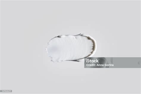 자외선 차단제 질감 매크로 화이트 모이스처라이징 크림 견본 얼굴 로션 또는 마스크 스트로크 버터 크림 스킨 케어 샘플 회색 배경 클로즈업에 화장품 얼룩 미용 제품 상위 뷰