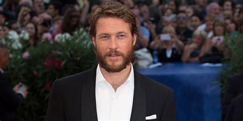 Who Is Luke Bracey Details About The ‘holidate Actor Yourtango